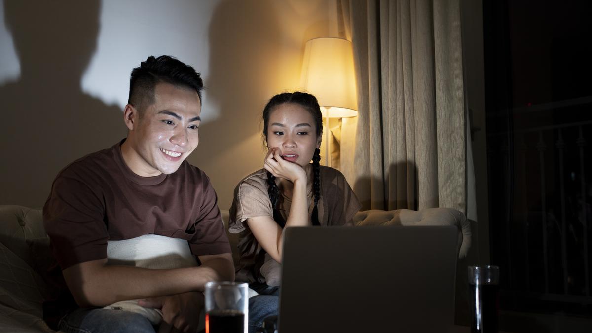 Pasangan Suami Istri Nonton Film Porno Sebelum Berhubungan Badan, Bagaimana Hukumnya Menurut ...